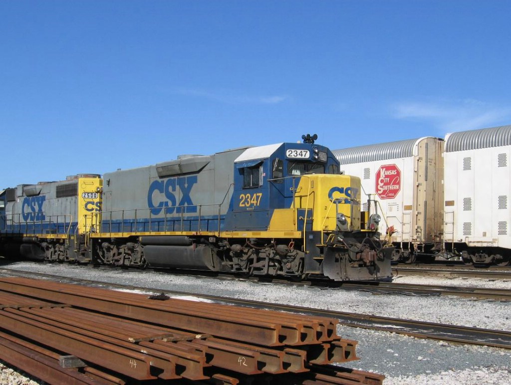 CSX 2347 sits with a nice set of stack horns